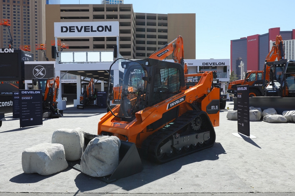 Develon DTL35 Compact Track Loader