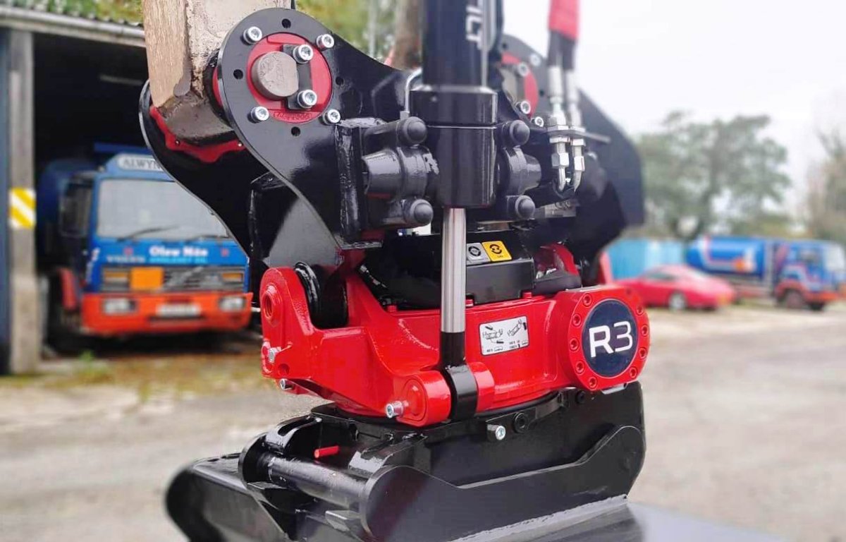 Takeuchi TB295W Partnering a Rototilt R3 Direct/Multi Bracket+S45 TLE ...