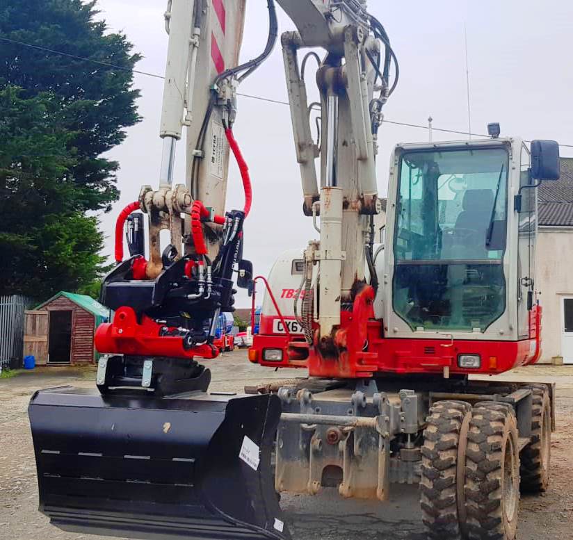 Takeuchi TB295W Partnering a Rototilt R3 Direct/Multi Bracket+S45 TLE ...