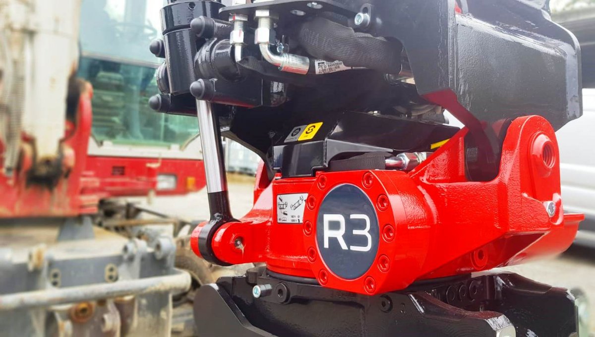 Takeuchi TB295W Partnering a Rototilt R3 Direct/Multi Bracket+S45 TLE ...